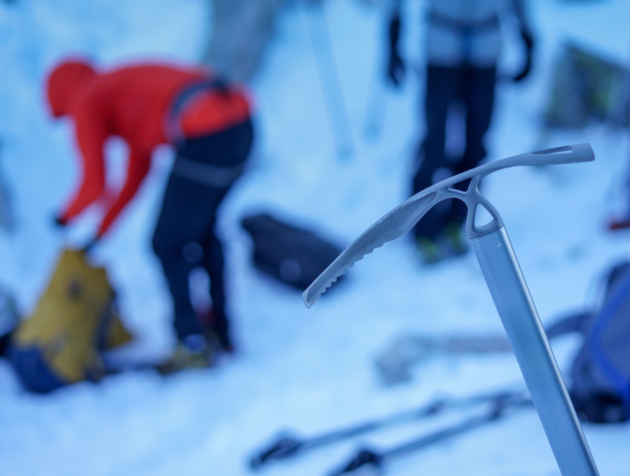 Jak dobrać czekan do turystyki zimowej - Mountain Climbing School